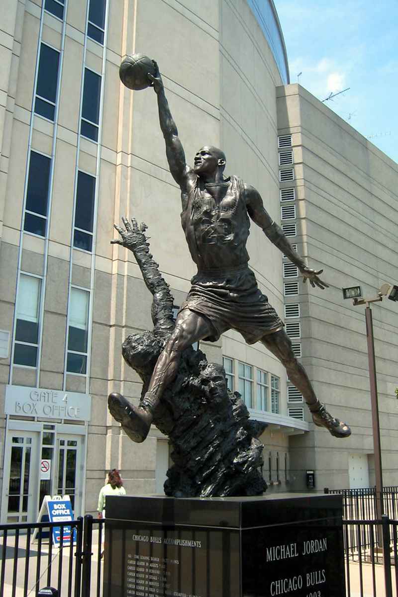 What is the difference between a statue and a sculpture?